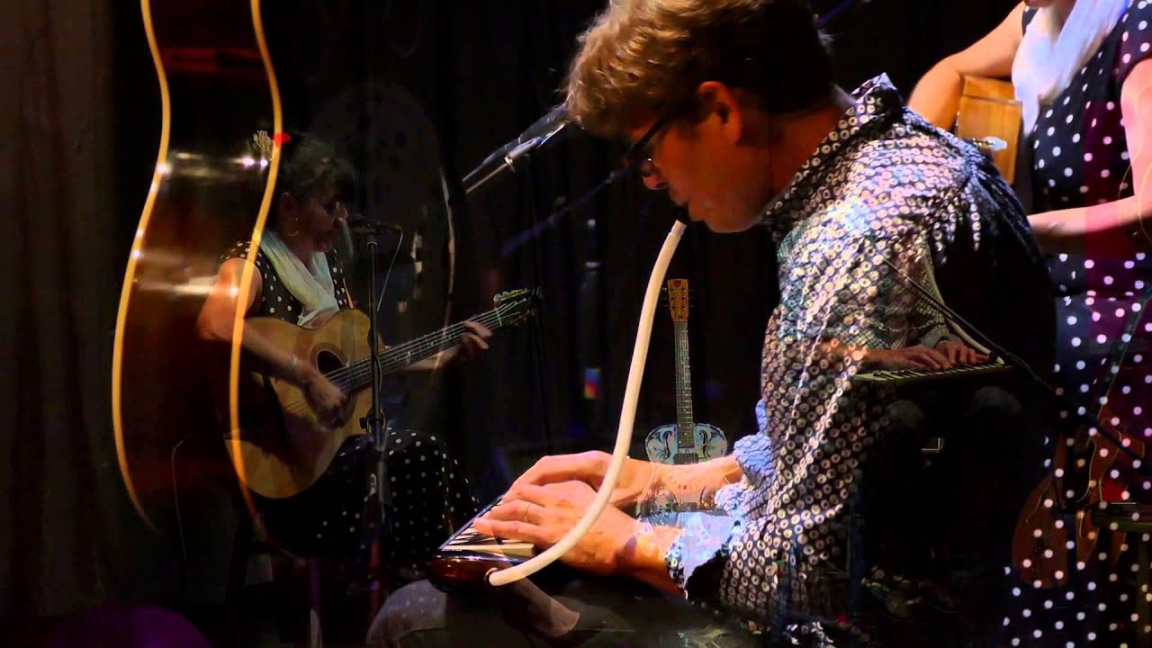 Duo Gadjo performs "Sous Le Ciel De Paris" - YouTube