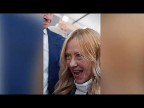 SELFIE E ABBRACCI PER GIORGIA MELONI A VERCELLI