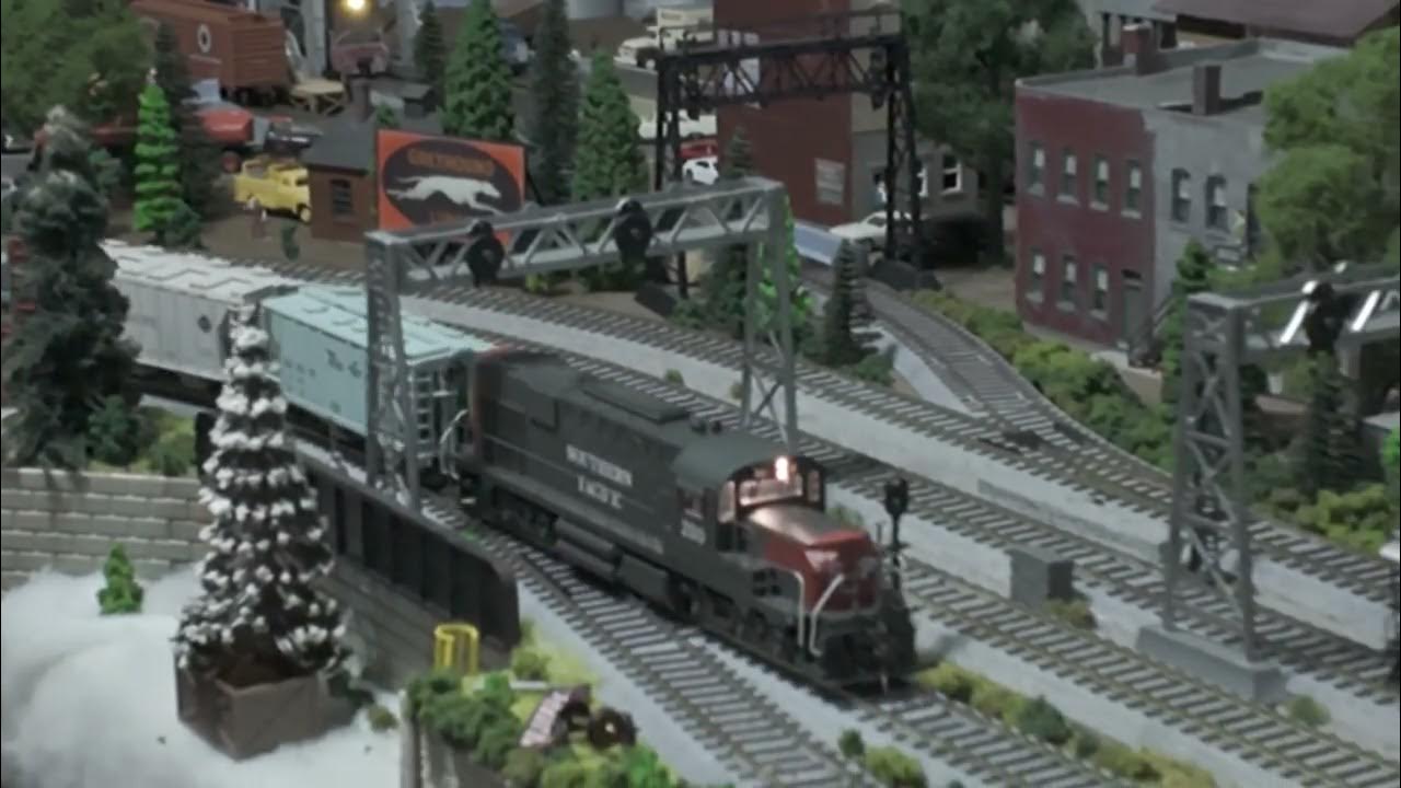 5 TRAINS, 3 DCC CONTROLLERS & 2 CAMERA'S are TOO MUCH for 1 OPERATOR ...