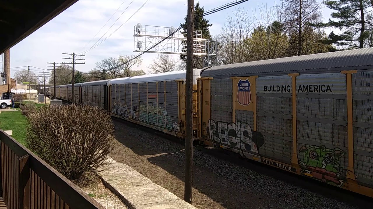 BNSF 5016 automobile hauler Rochelle IL - YouTube