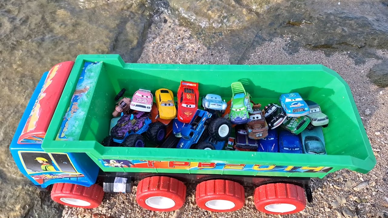 Disney Pixar Cars Lightning McQueen, Mater, Fillmore, Frank | Play on ...