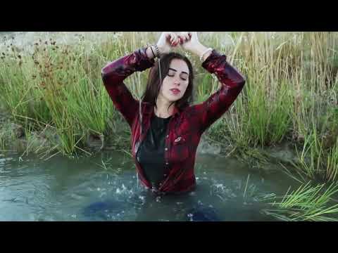 Wetlook Jeans and Sneakers in Lake