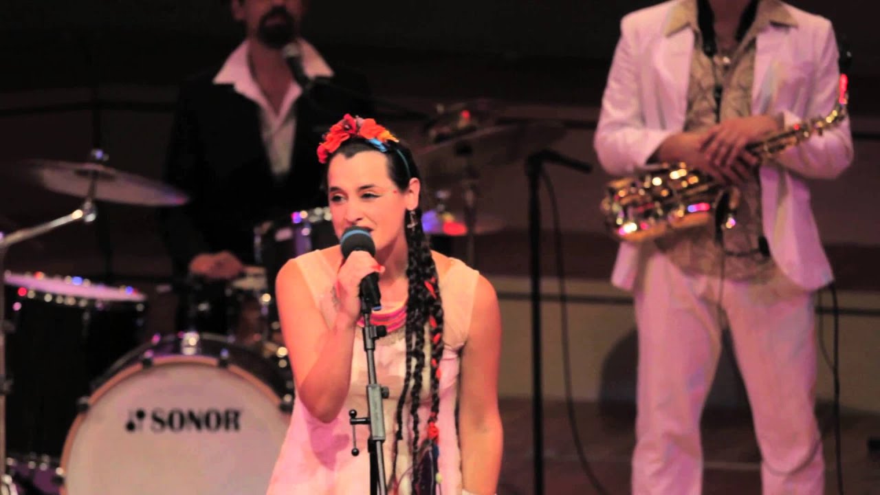 Pascuala Ilabaca y Fauna - Luna Llena (Live) - YouTube