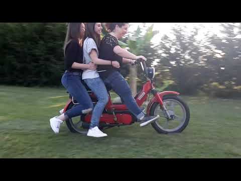 3 girls on moped piaggio si