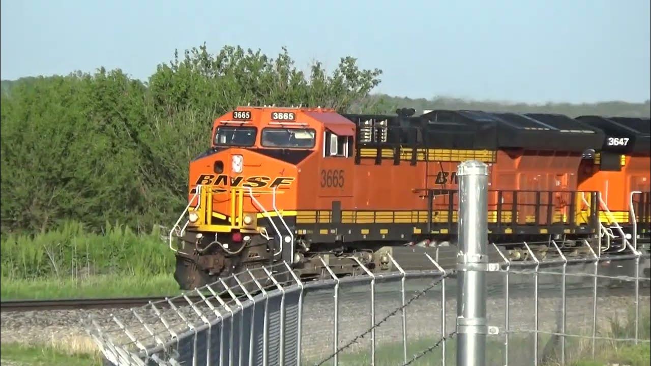 BNSF 3665 leads an empty coal train off the Napier Sub at Pacific Junction, Iowa. - YouTube