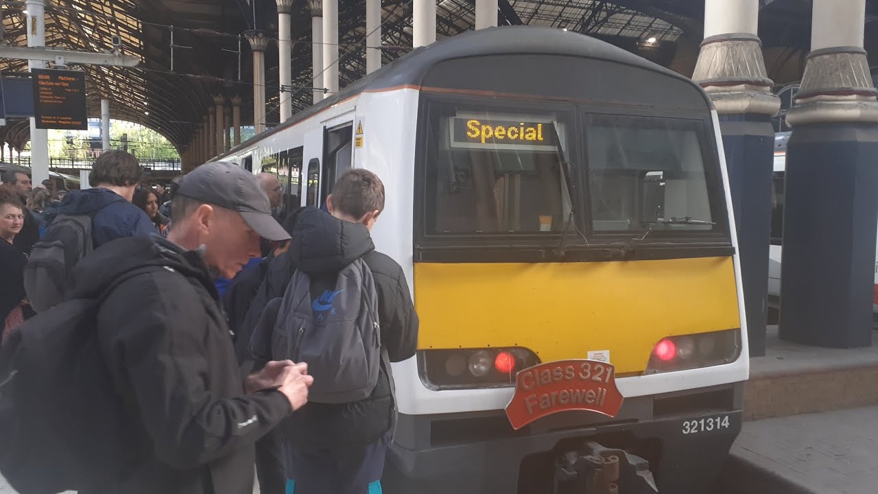 Class 321 Farewell RailTour - Carriage - 321314 - at Liverpool Street ...