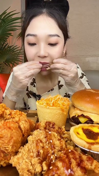 疯4让我疯狂下~#炸鸡汉堡#KFC疯狂星 期四 #肯德基毛血旺风味嫩牛五方 - YouTube