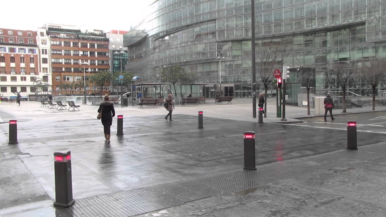 Bollards with Pedestrian Crossing Lights - Bilbao, Spain - YouTube