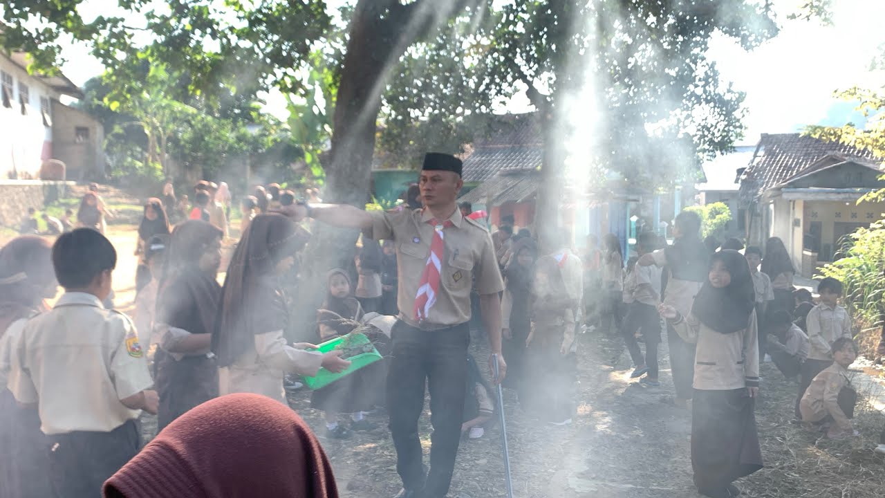 Gerakan kebersihan merayakan hari pramuka ke 63 - YouTube