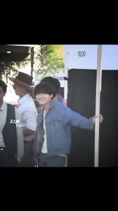 Dur se bhi itni pyaari smile 🫀 #bts #btsot7forever #btsmember #kpopidol #taehyung #viralvideo ...