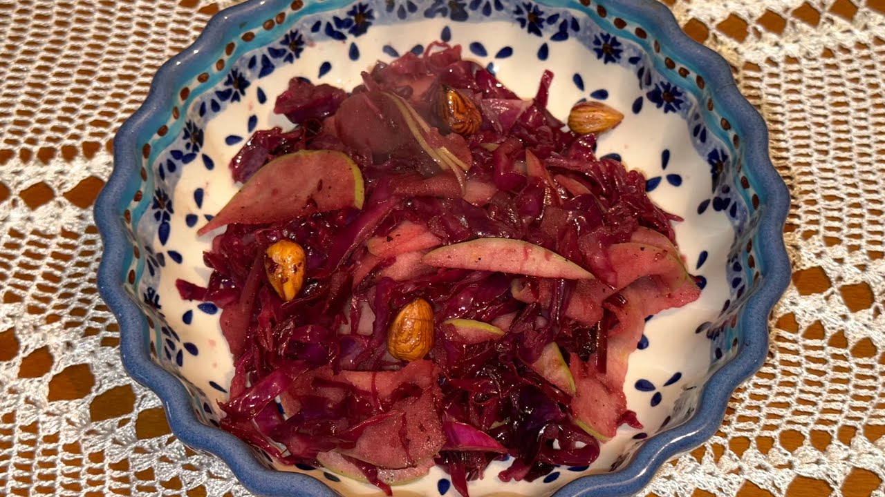 Një sallatë ndryshe! Sallatë me lakër të kuqe - YouTube