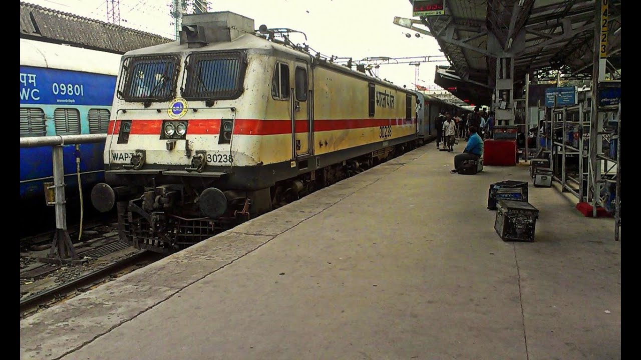 India's First A/C Loco with Bangalore Rajdhani Express LP Acknowledges ...