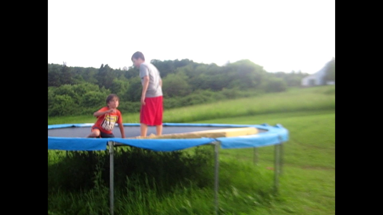 I ALMOST BROKE MY LEG ON THE TRAMPOLINE (VLOG 1#) - YouTube