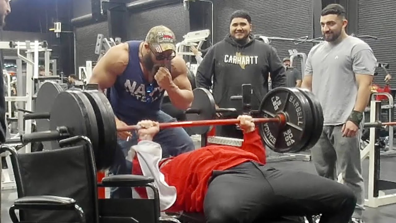 POWERLIFTER PRETENDS TO BE BEGINNER, THEN SHOCKS PEOPLE AT THE GYM ...