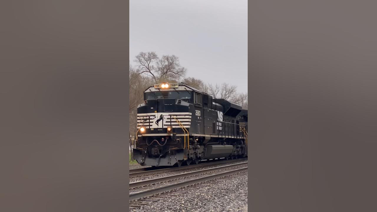 NS 2680 leads through Chesterton IN - YouTube