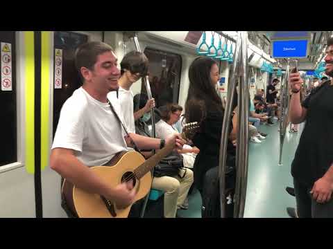 metroda biri gitar çalıyor, tanımıyorum
