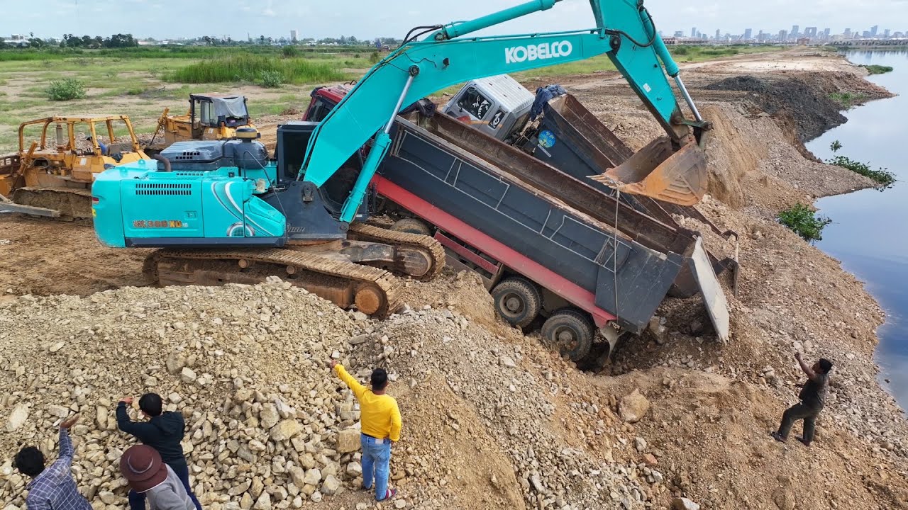 Wow, the technique of pulling two stuck dump trucks was successfully ...