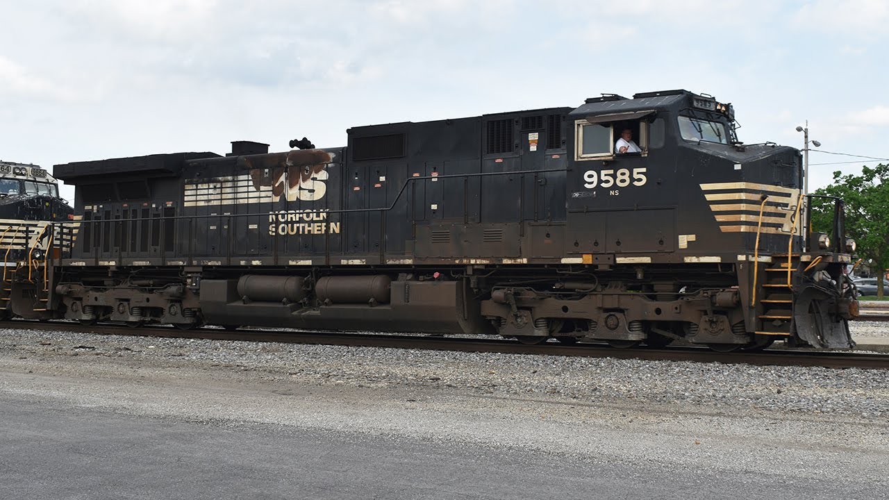 Quick Clip: NS 9585 at Centralia, IL - YouTube