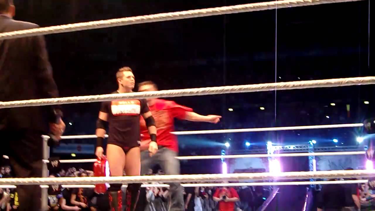 The Miz vs. John Cena - WWE Raw Milano 13/11/2010 - YouTube