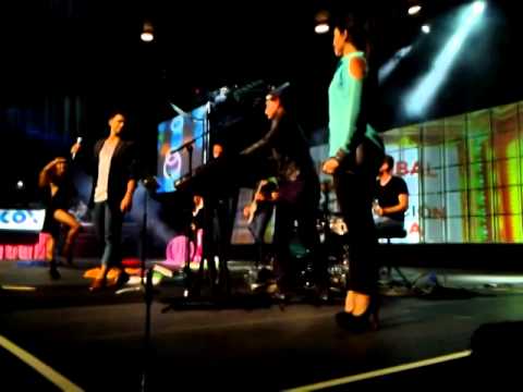 Una linda nena mostrando su dance.