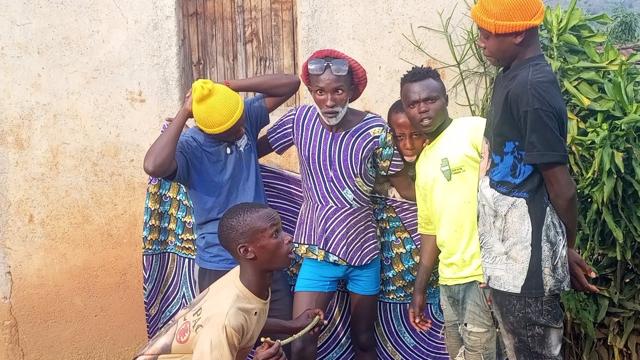 GASYAMYAKA KING UMugabo wimyaka mirongwitanu yambaye ikariso yumwanawe ...