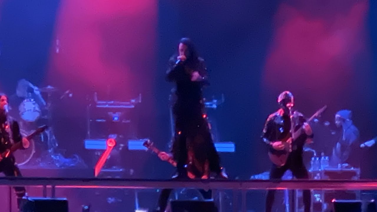 Falling in reverse - Zombiefied live at Madison Square Garden NYC - YouTube