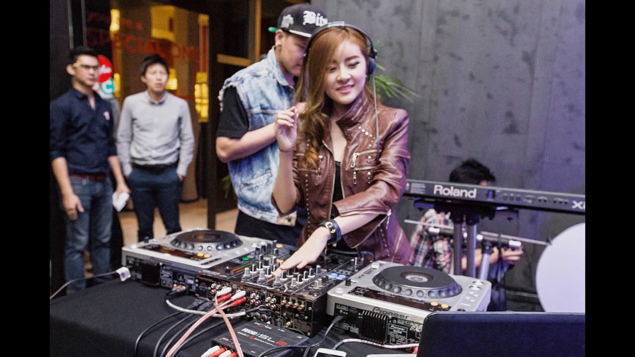 ดีเจฟ้าใส - DJ Faahsai งาน Airasia Blogger Party - YouTube