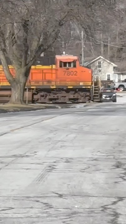 BNSF 7802 leads intermodal past Plano with different horn - YouTube