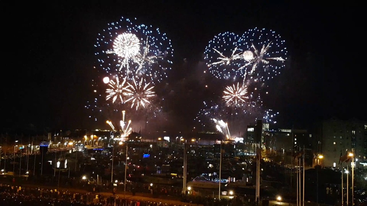 New Year 2017 Hull City of Culture begins here...fireworks - YouTube