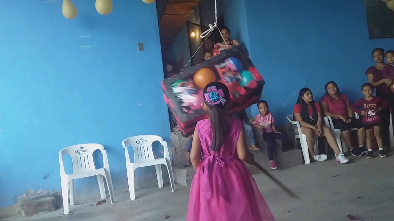 quebrando piñatas - YouTube