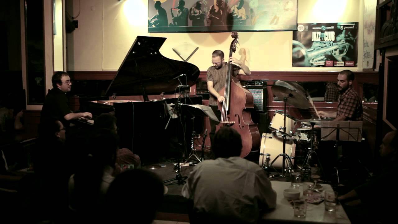 Moisés P. Sánchez Trío - Eclipse - YouTube