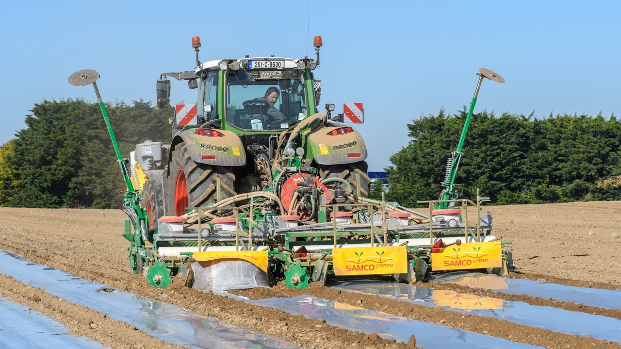 Mark Troy Agri Services - Setting Maize - 2 x Fendt 724 & Samco 7100 ...