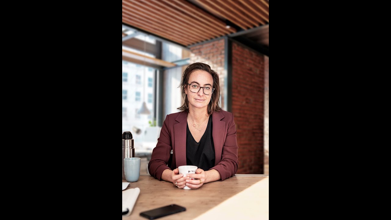 Laila Frank, a Dutch journalist, radio documentarian, podcaster and TV ...