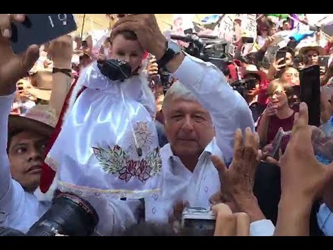 Dan a AMLO Niño Dios en Puebla - YouTube