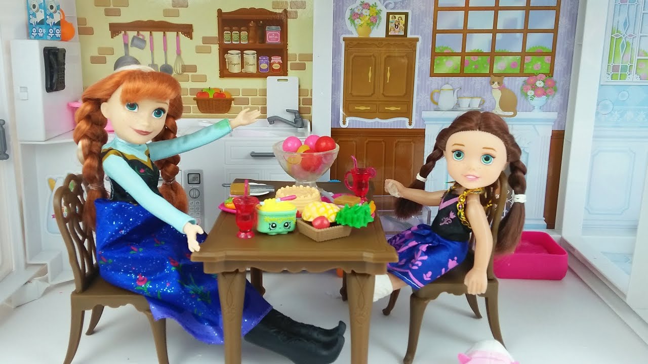 Elsa and Anna toddlers! Anna help her mom, cooking toys baby doll play ...