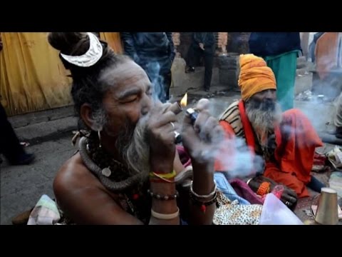Tra santoni e cannabis, a Katmandu il festival dedicato a Shiva - YouTube