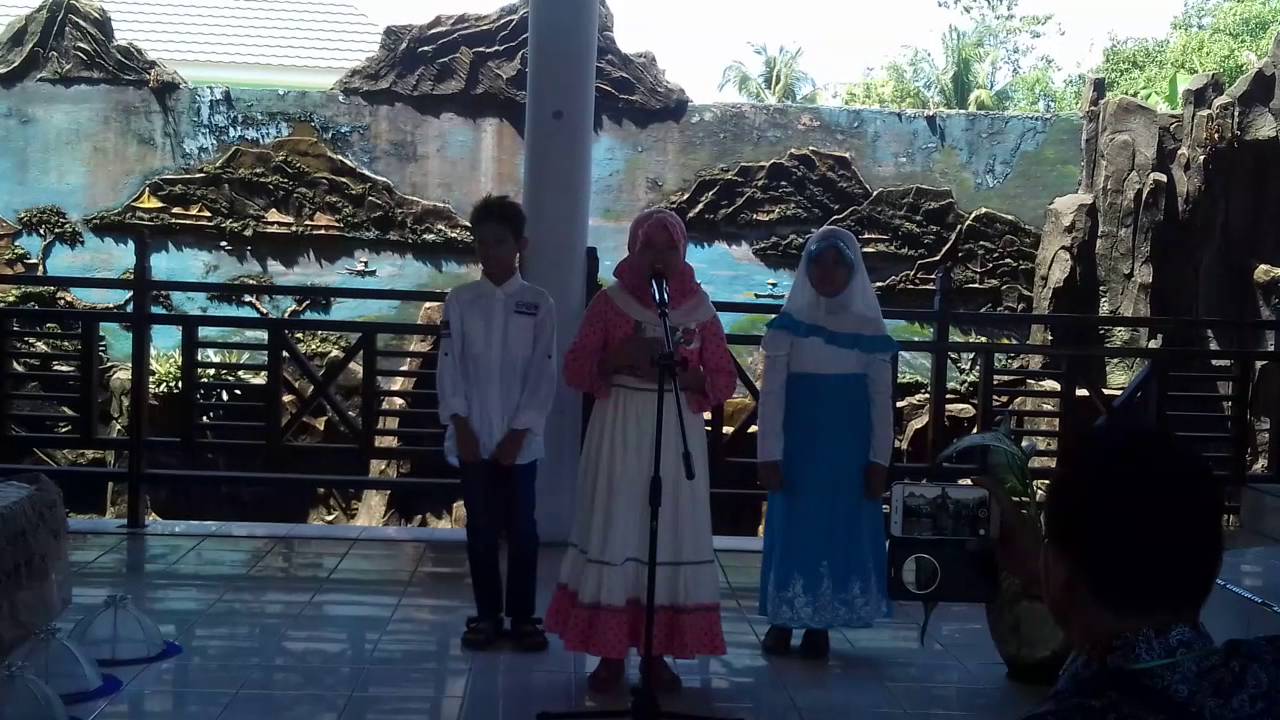 Penampilan santri berpuisi 3 Bahasa di Takalar - YouTube
