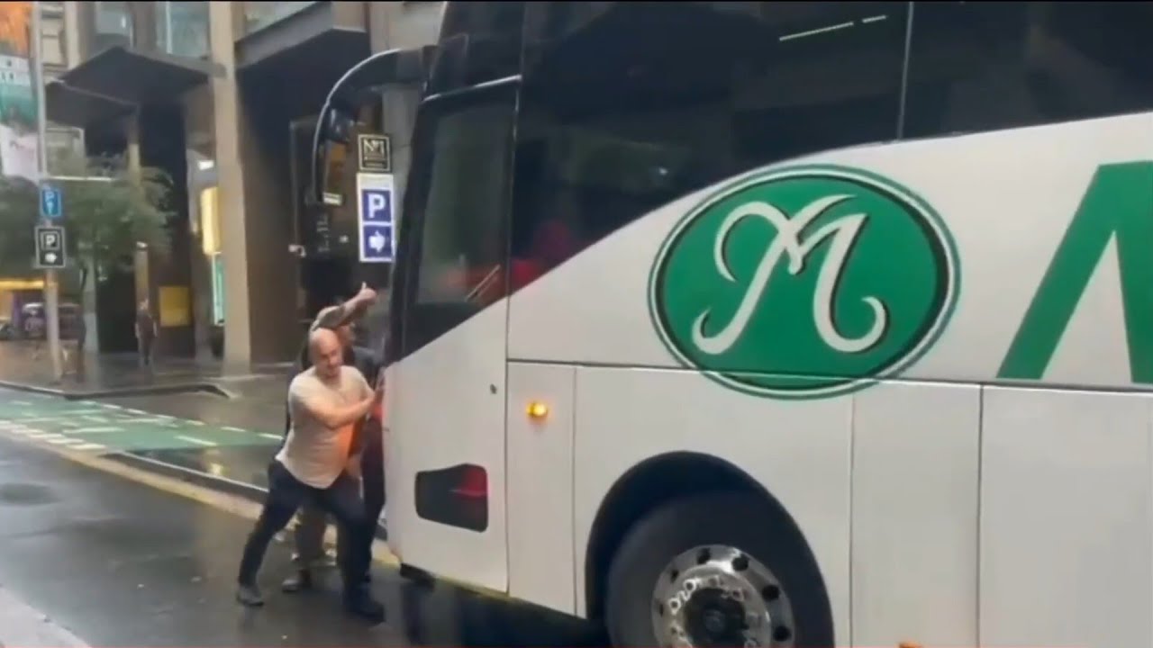Peter Dutton’s campaign bus stuck in Sydney CBD - YouTube