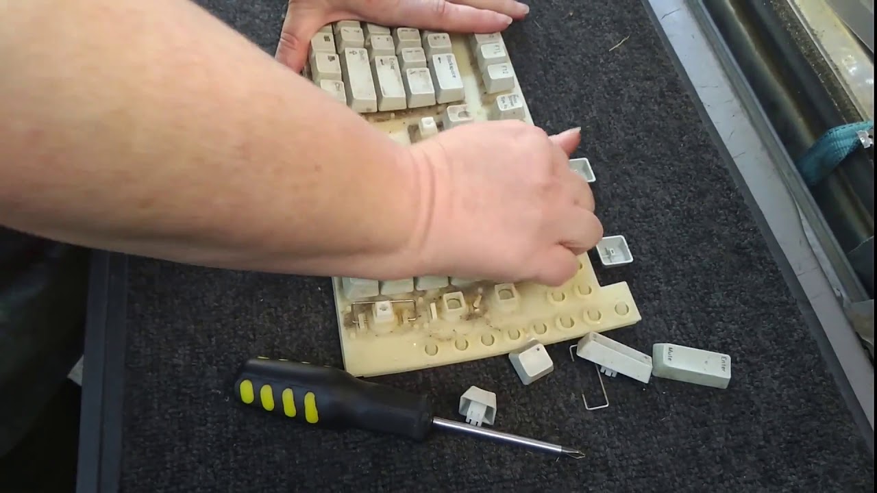 TearDown - Old Logitech Internet Keyboard - YouTube