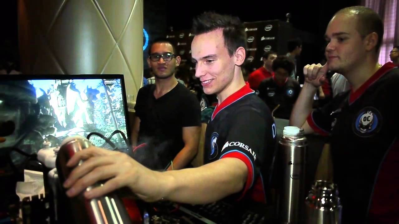 Elmor and Der8auer benching at CORSAIR Computex OC Main Event - YouTube