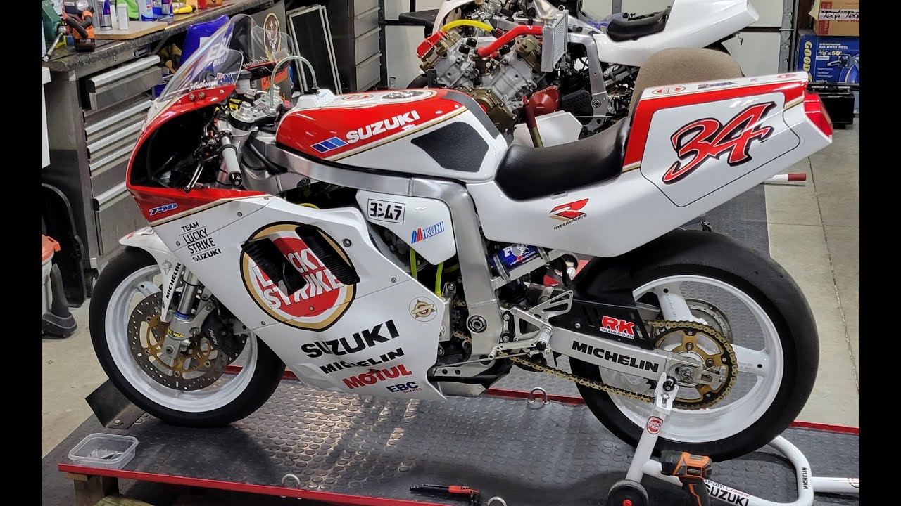 TimeWarp Lucky Strike 92 GSXR Classic Superbike Demo - YouTube