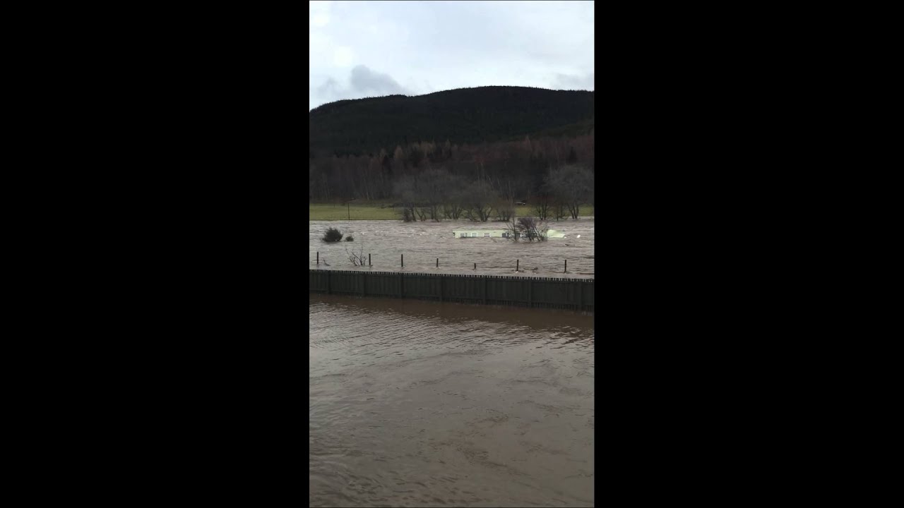 River Dee - Caravan in the Ballater floods 2015 - YouTube