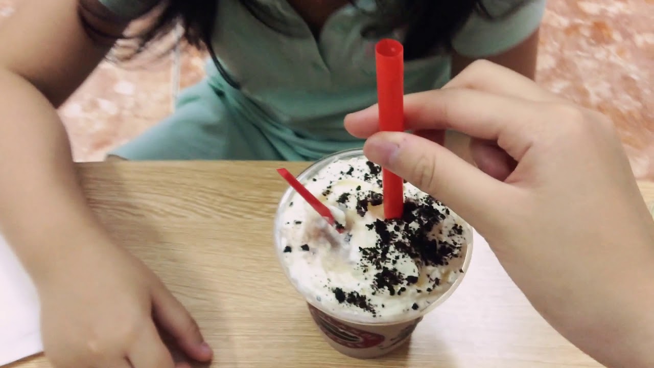 Thưởng thức trà cookie and cream của Highlands Coffee - YouTube