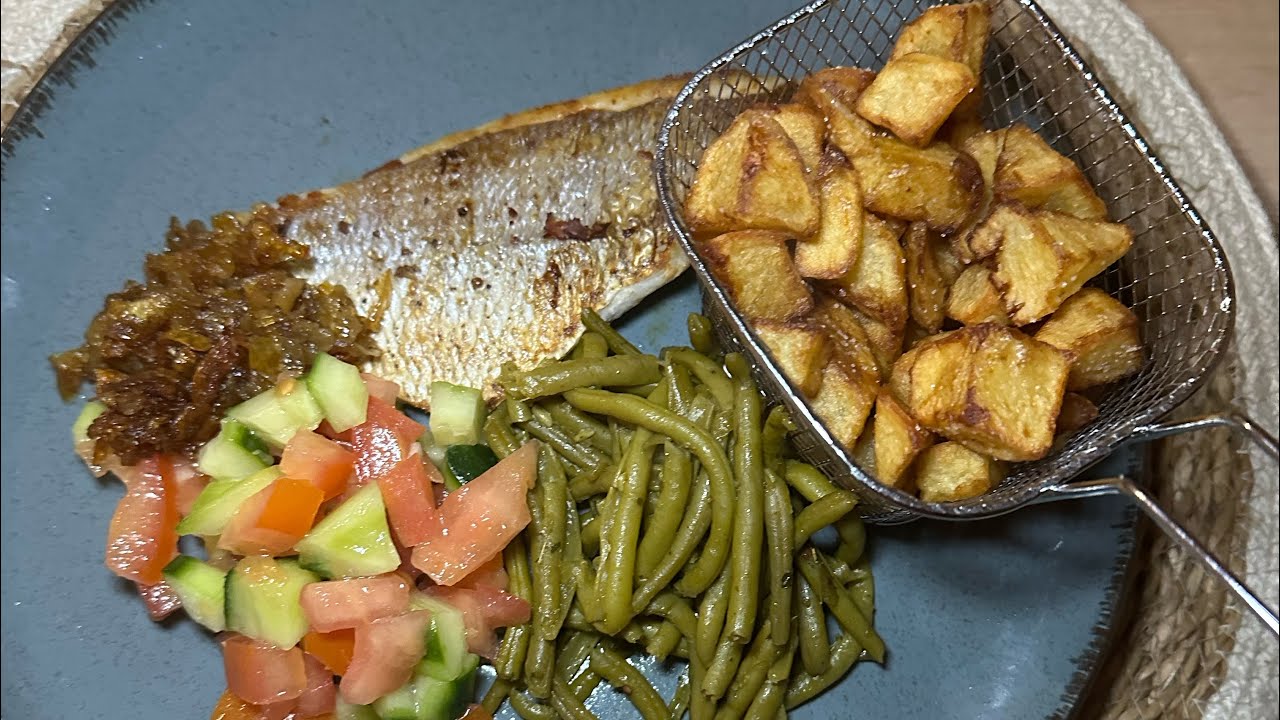 Comment faire un filet de poisson avec des crudités ? - YouTube