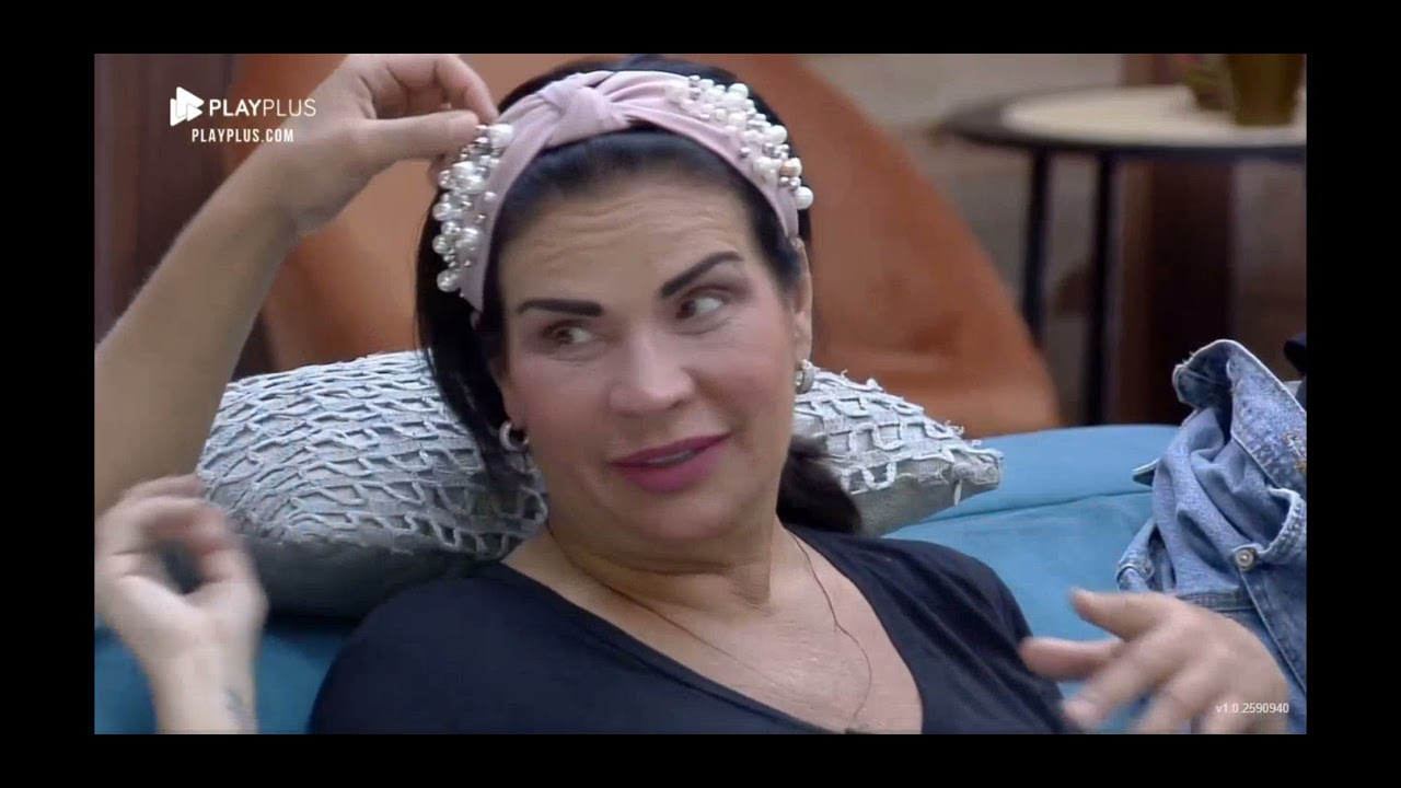 Dayane teaching Sthe how to pose. Aline gets Jealous - YouTube