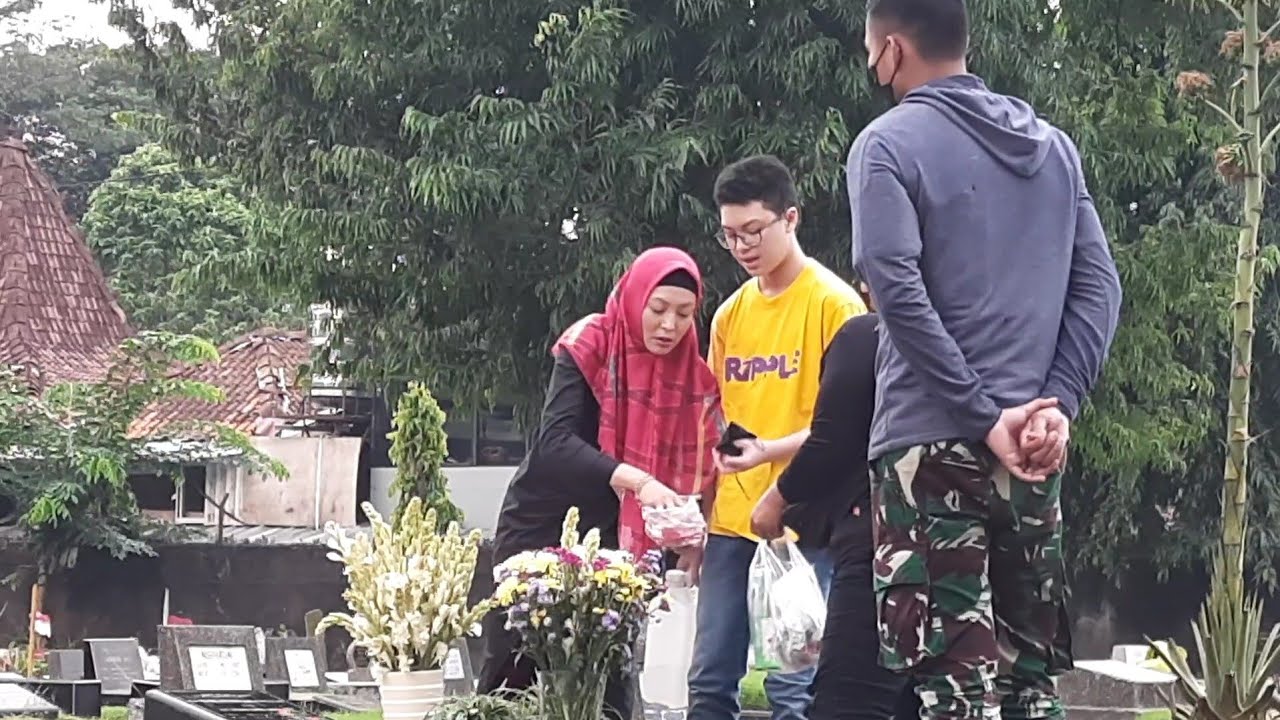 MOMENT KEANU & ANGELINA SONDAKH TABUR BUNGA DI PUSARA ADJIE MASAID ...