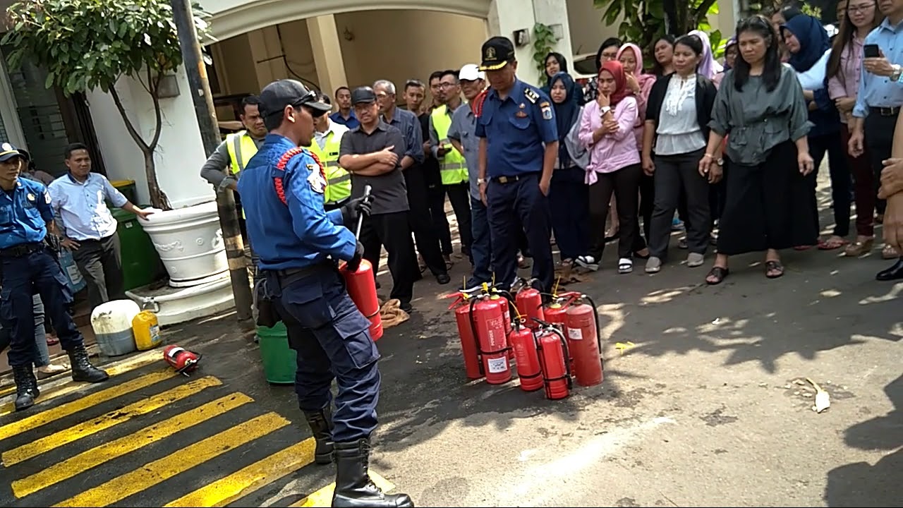 Cara memadamkan api dengan apar - YouTube