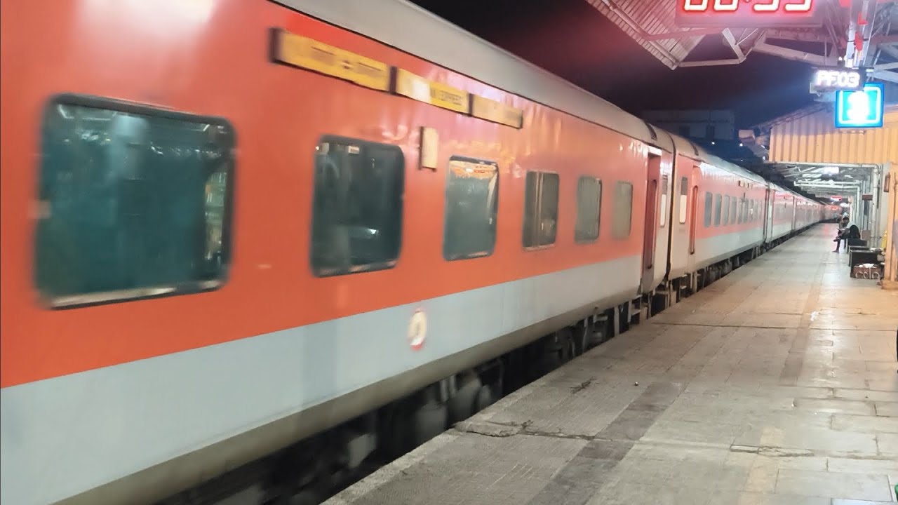 12432 Trivandrum Rajdhani Express makes an Unscheduled Halt at Valsad ...