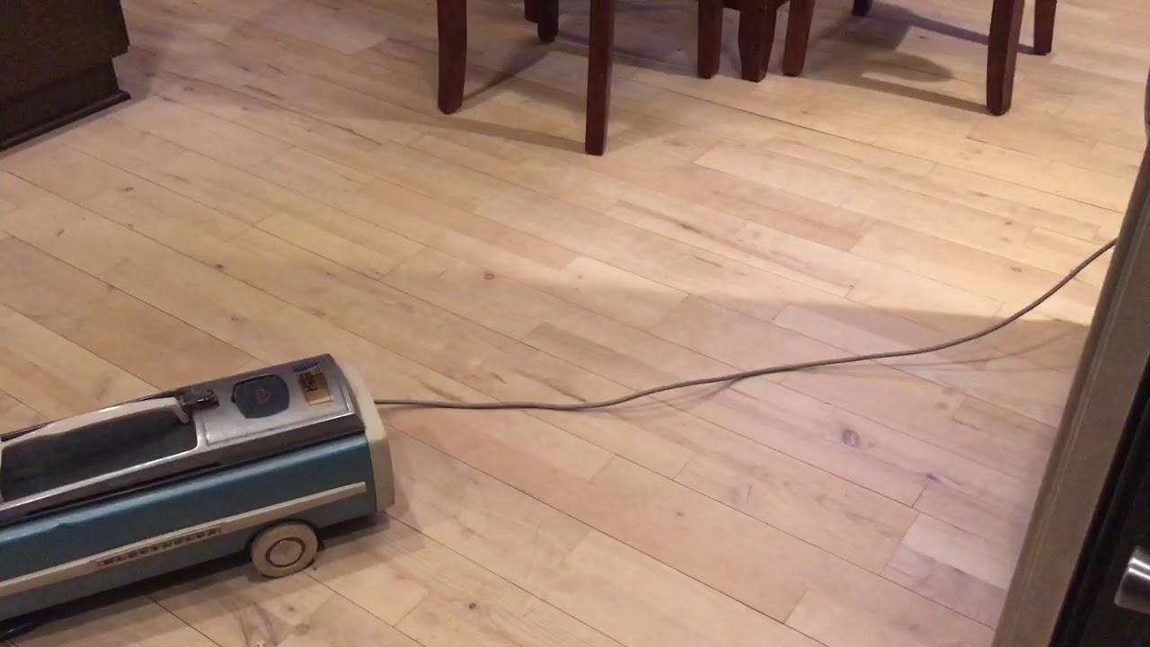 Vacuuming the kitchen with Electrolux 1205 - YouTube