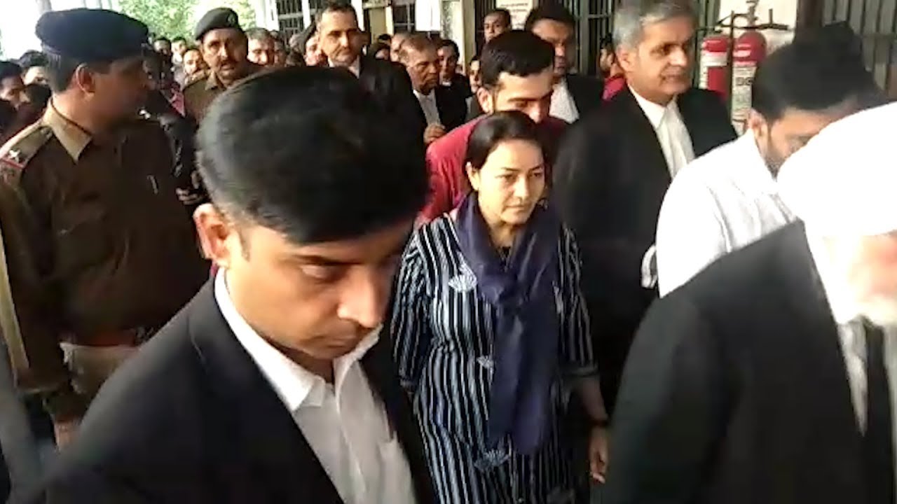 Honeypreet appears in Panchkula court in dera violence case - YouTube
